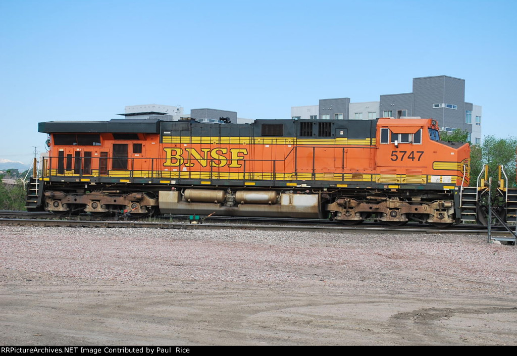 BNSF 5747